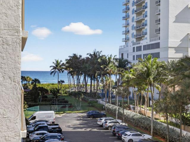 Luxury apartment complex for rent in Palm Beach Shores, United States