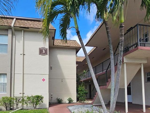 Luxury apartment complex for rent in Palm Springs, United States