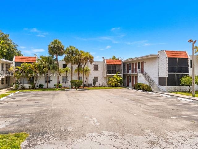 Luxury apartment complex for rent in Palmetto Bay, Florida