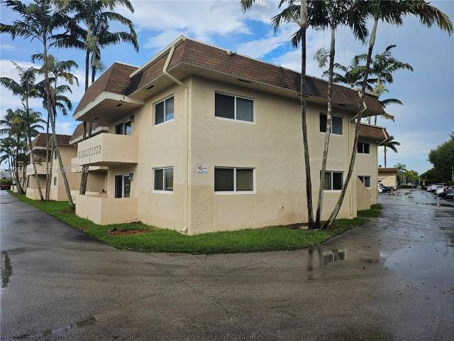 Luxury apartment complex for rent in Palmetto Bay, United States