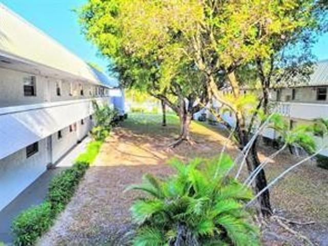 Luxury apartment complex for rent in Palmetto Bay, United States