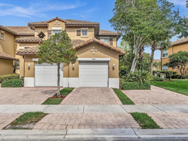 Luxury apartment complex for rent in Parkland, United States
