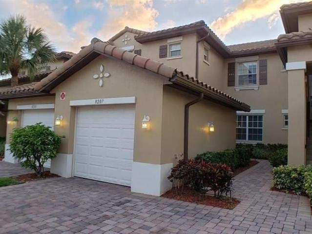 Luxury apartment complex for rent in Parkland, United States