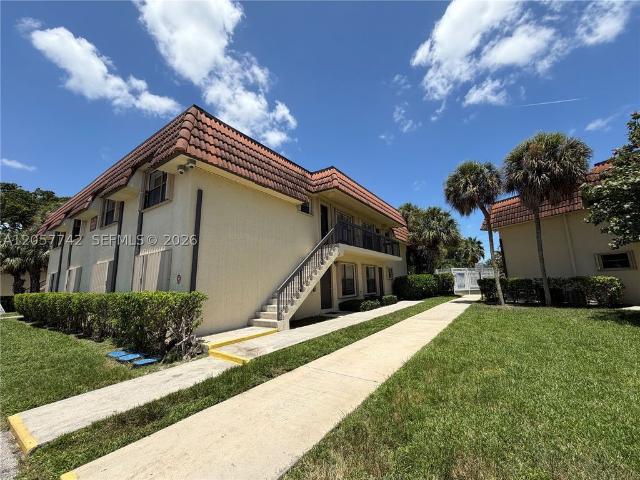 Luxury apartment complex for rent in Pembroke Pines, Florida
