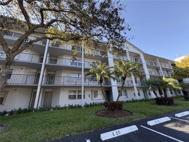 Luxury apartment complex for rent in Pembroke Pines, Florida