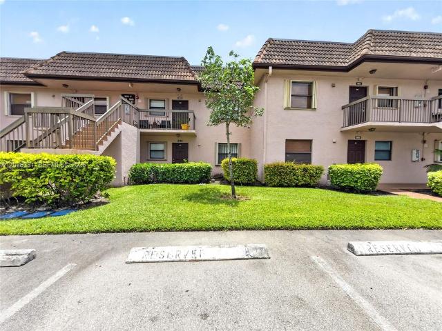 Luxury apartment complex for rent in Pembroke Pines, Florida