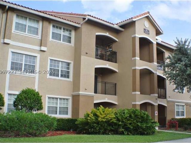 Luxury apartment complex for rent in Pembroke Pines, Florida