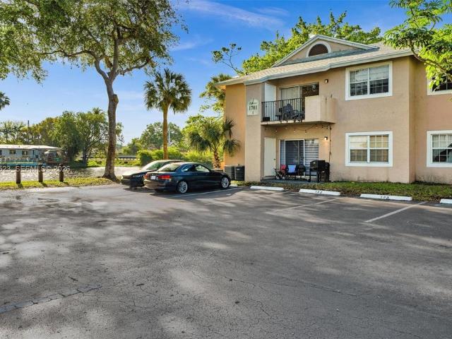 Luxury apartment complex for rent in Pembroke Pines, Florida
