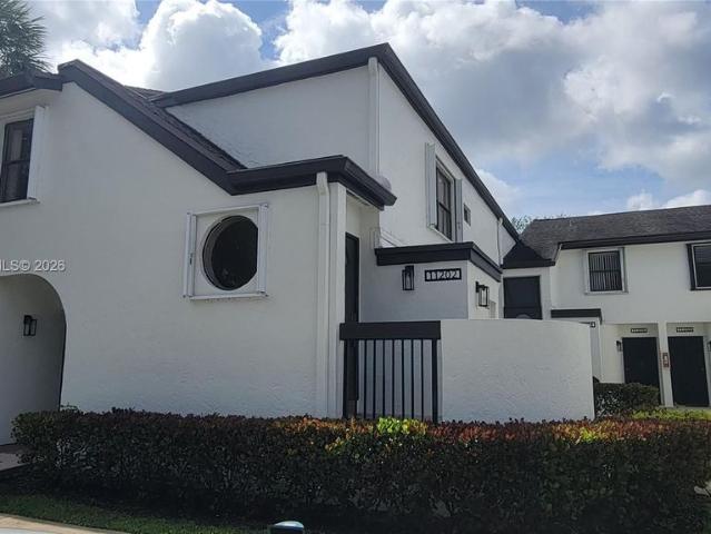 Luxury apartment complex for rent in Pembroke Pines, Florida