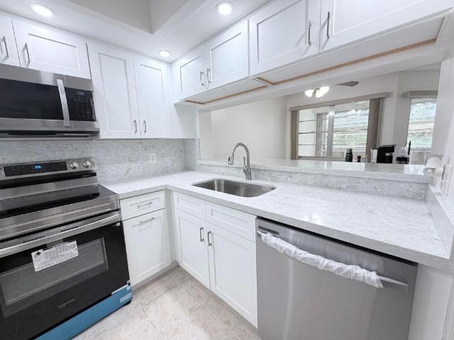 Luxury apartment complex for rent in Pembroke Pines, Florida