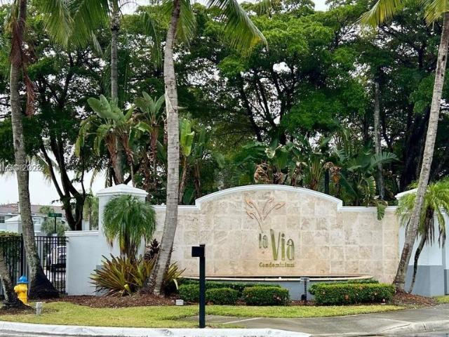Luxury apartment complex for rent in Pembroke Pines, Florida