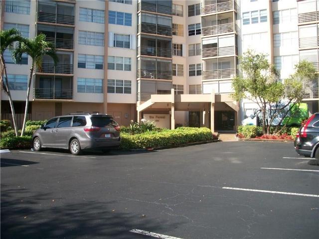 Luxury apartment complex for rent in Pembroke Pines, Florida