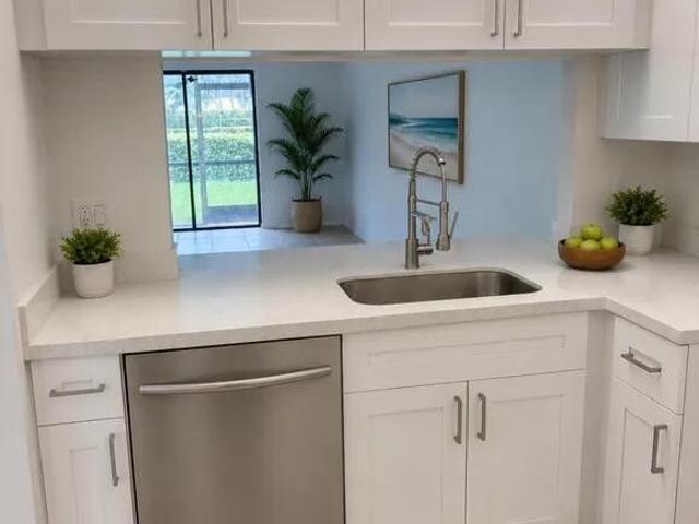 Luxury apartment complex for rent in Pembroke Pines, Florida