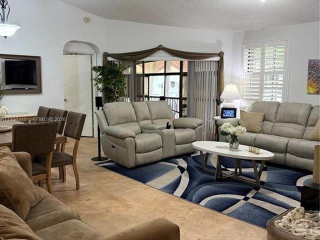 Luxury apartment complex for rent in Pembroke Pines, Florida