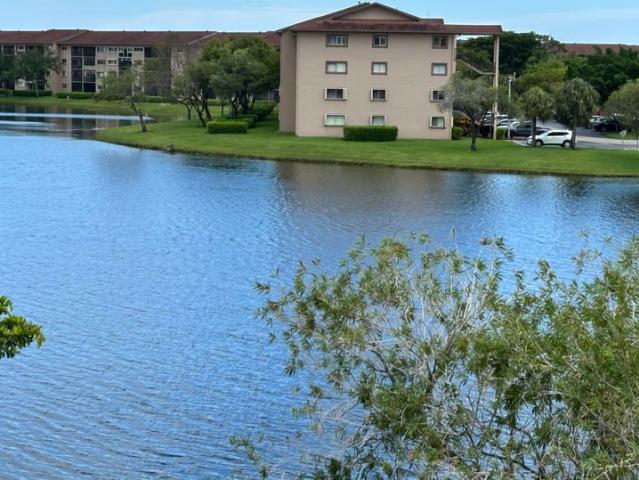 Luxury apartment complex for rent in Pembroke Pines, Florida