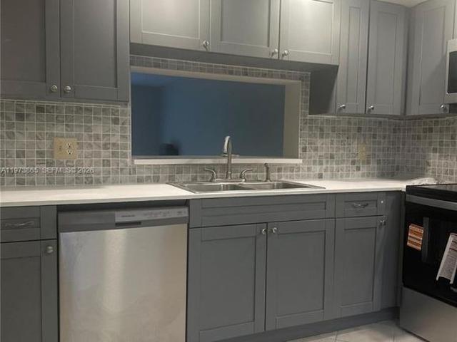 Luxury apartment complex for rent in Pembroke Pines, Florida