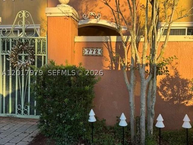 Luxury apartment complex for rent in Pembroke Pines, Florida