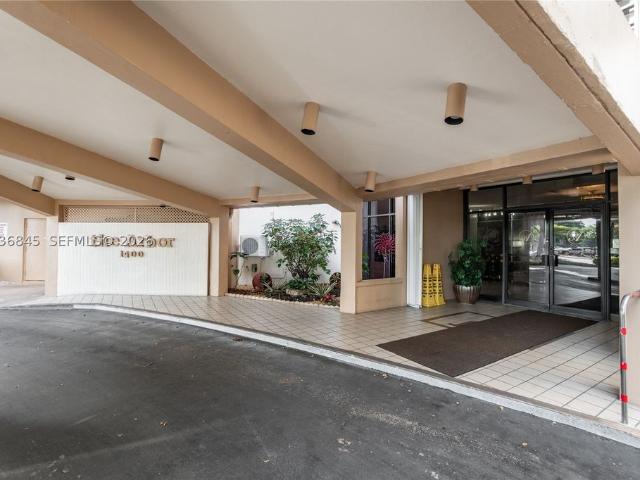 Luxury apartment complex for rent in Pembroke Pines, Florida