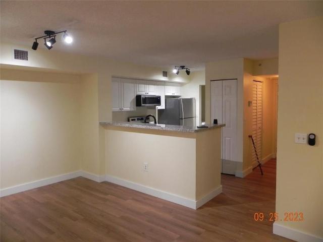 Luxury apartment complex for rent in Pembroke Pines, Florida