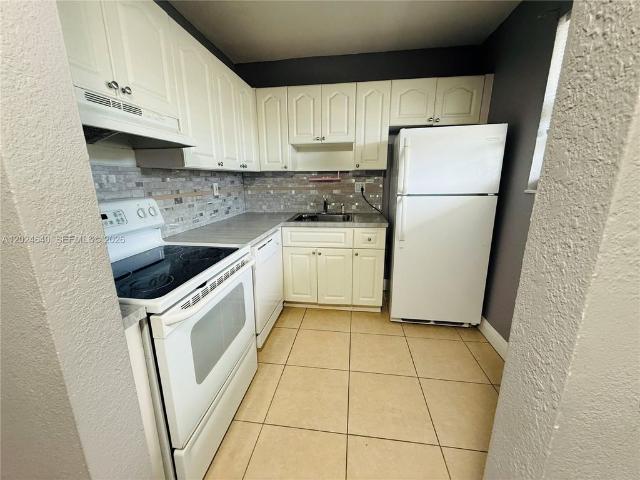 Luxury apartment complex for rent in Pembroke Pines, United States