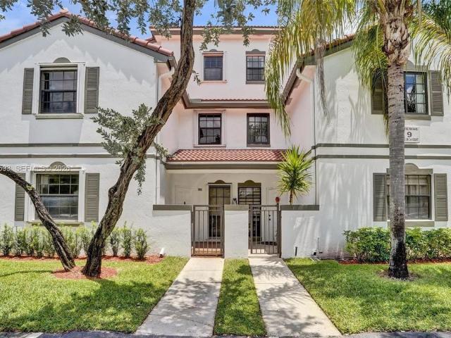 Luxury apartment complex for rent in Pembroke Pines, United States
