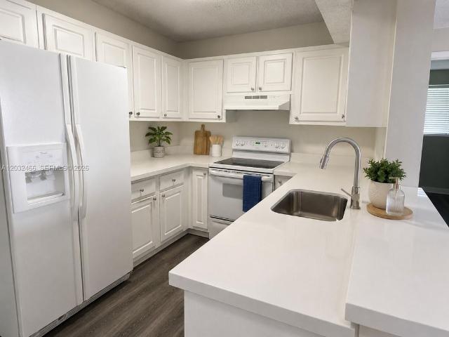 Luxury apartment complex for rent in Pembroke Pines, United States