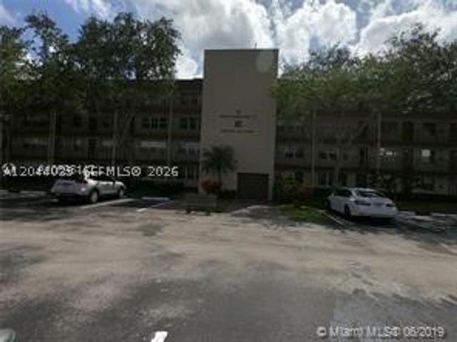 Luxury apartment complex for rent in Pembroke Pines, United States
