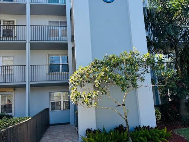 Luxury apartment complex for rent in Pembroke Pines, United States