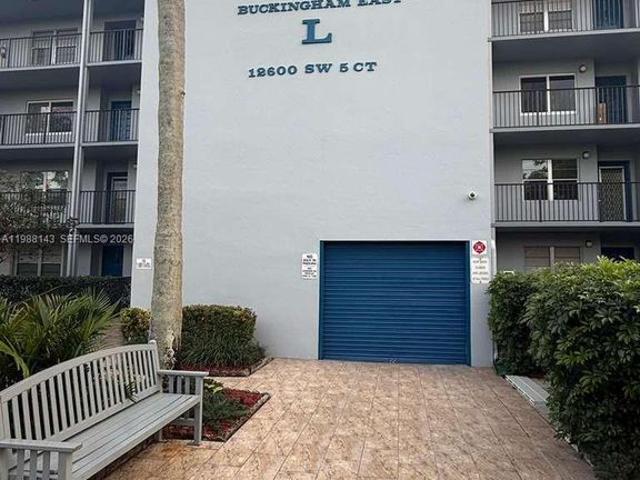 Luxury apartment complex for rent in Pembroke Pines, United States
