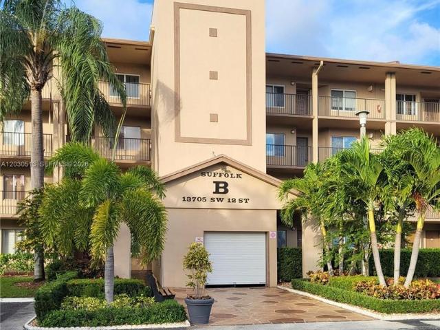 Luxury apartment complex for rent in Pembroke Pines, United States