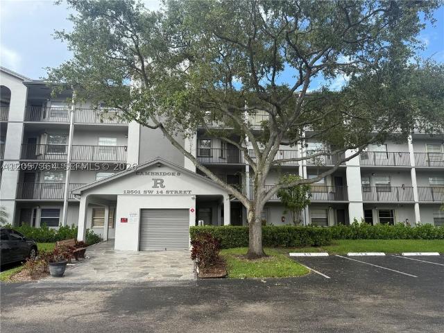 Luxury apartment complex for rent in Pembroke Pines, United States