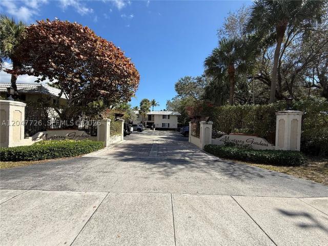 Luxury apartment complex for rent in Pinecrest, Florida