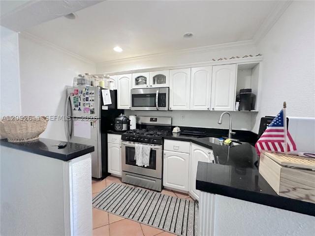 Luxury apartment complex for rent in Pinecrest, Florida