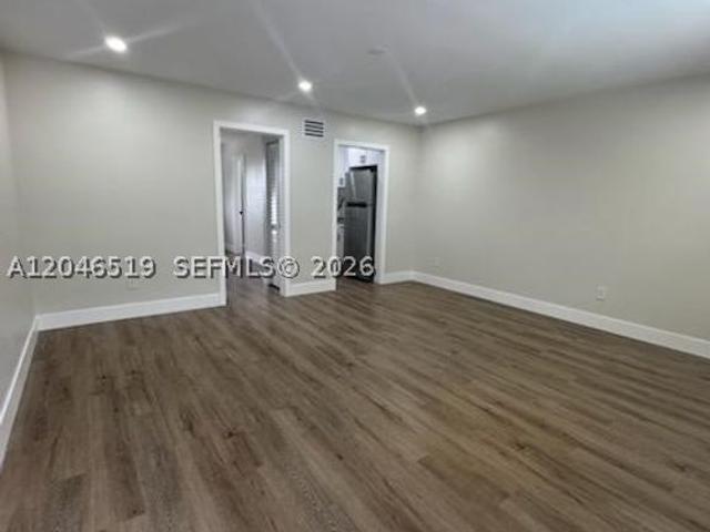 Luxury apartment complex for rent in Pinecrest, Florida
