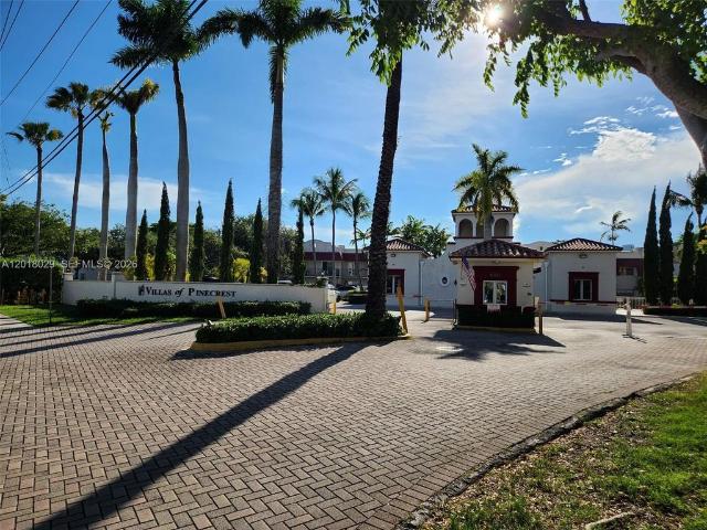 Luxury apartment complex for rent in Pinecrest, Florida