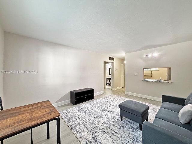 Luxury apartment complex for rent in Pinecrest, Florida