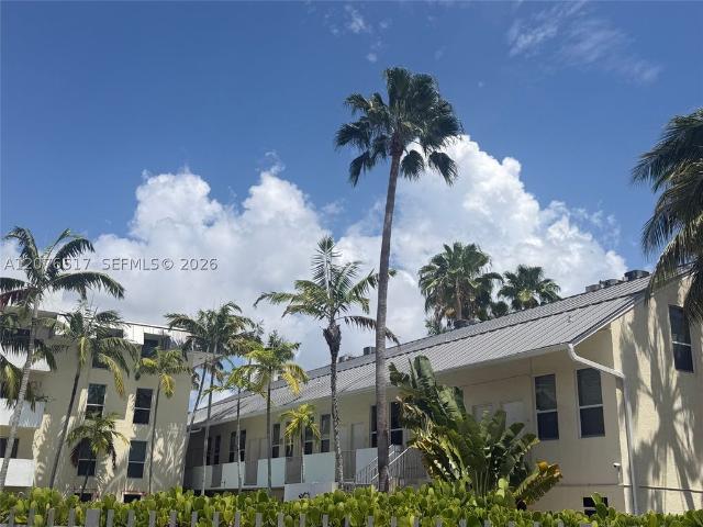 Luxury apartment complex for rent in Pinecrest, Florida