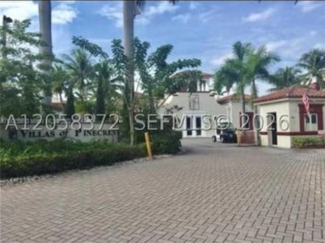 Luxury apartment complex for rent in Pinecrest, United States