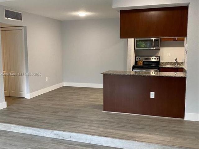 Luxury apartment complex for rent in Pinecrest, United States