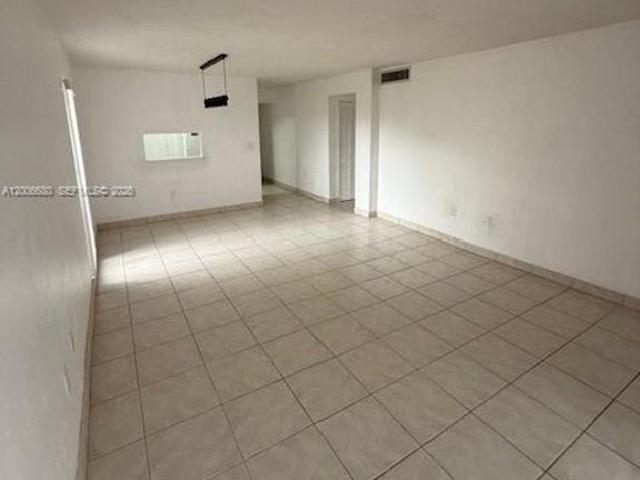 Luxury apartment complex for rent in Pinecrest, United States