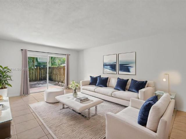 Luxury apartment complex for rent in Pinecrest, United States