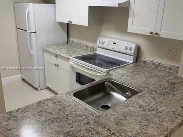 Luxury apartment complex for rent in Plantation, United States
