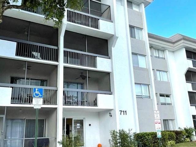 Luxury apartment complex for rent in Plantation, United States
