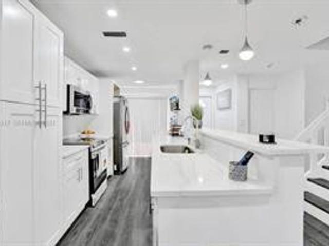 Luxury apartment complex for rent in Plantation, Florida