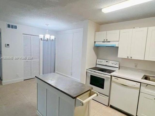 Luxury apartment complex for rent in Plantation, Florida