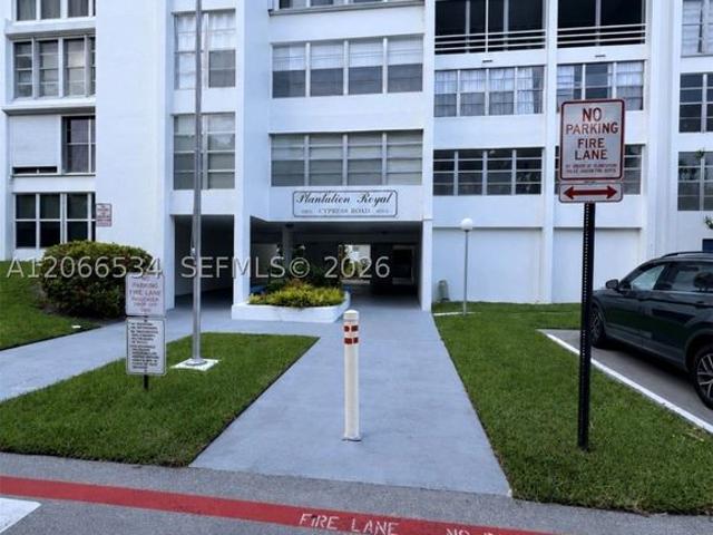 Luxury apartment complex for rent in Plantation, Florida