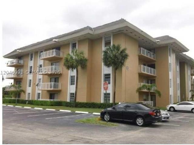 Luxury apartment complex for rent in Plantation, Florida