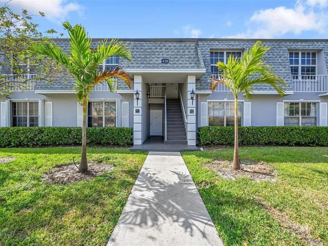 Luxury apartment complex for rent in Plantation, Florida