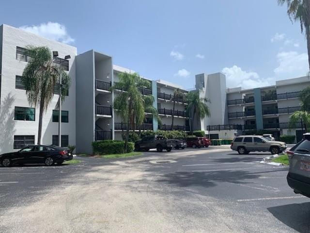 Luxury apartment complex for rent in Plantation, Florida