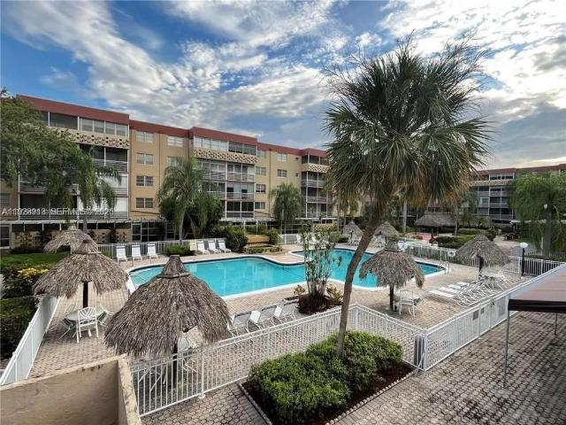 Luxury apartment complex for rent in Plantation, Florida